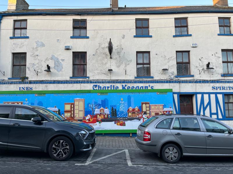 Santa comes to derelict Portlaoise pub thanks to Laois builder - Laois Live