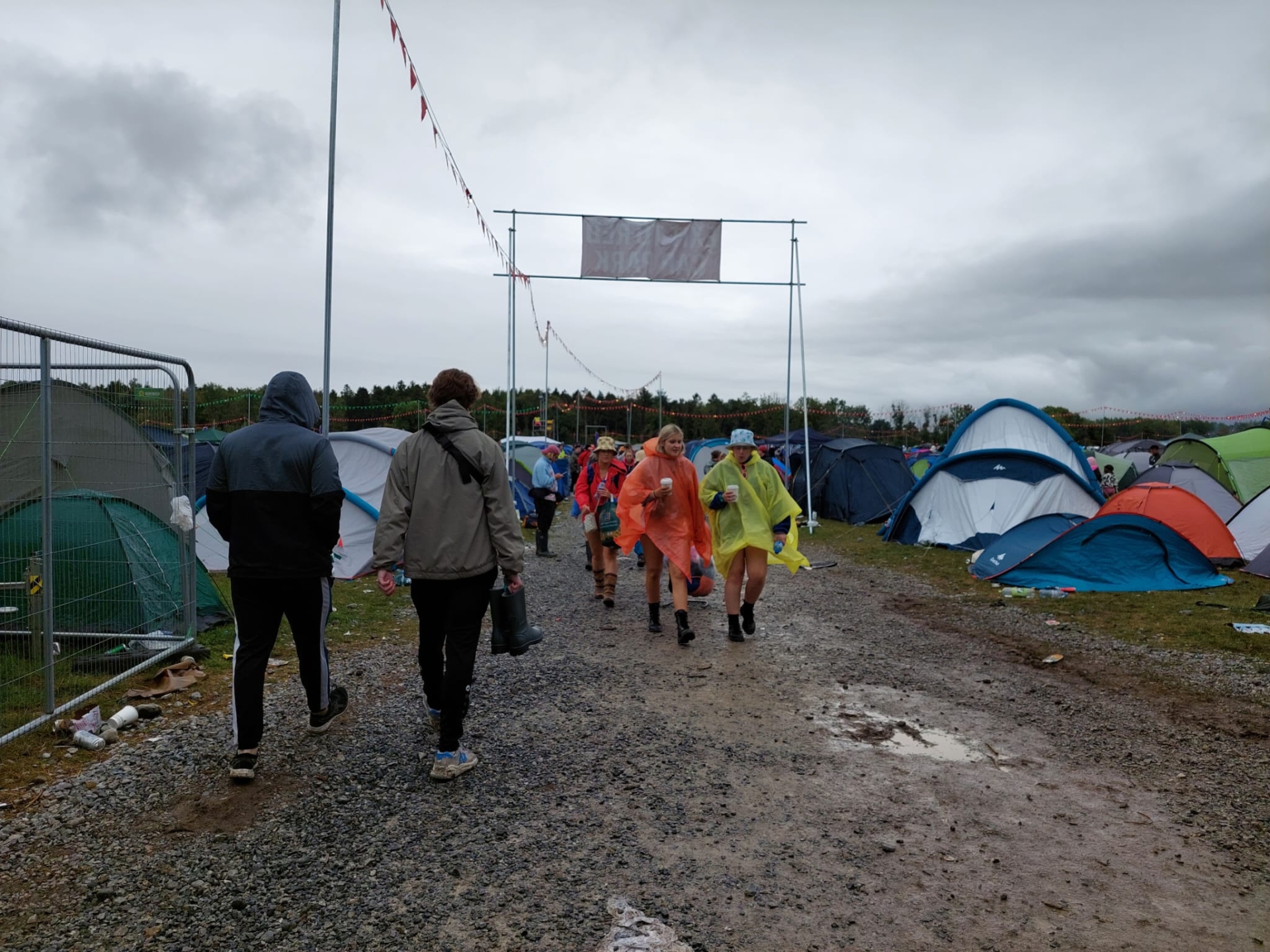 IN PICTURES: Electric Picnicers not letting the collapsed tents, mud ...